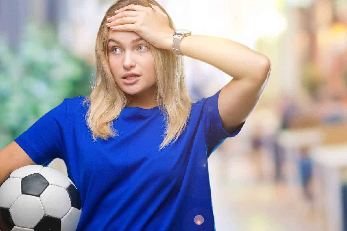 Cabecear el balón en el fútbol: Una amenaza silenciosa para la salud ...
